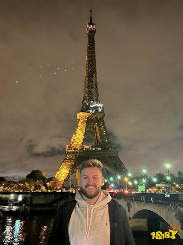 G2赛后观光埃菲尔铁塔 Swani拍下NiKo合影