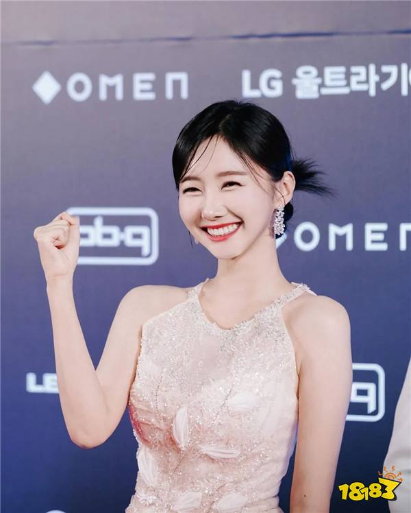 【LCK老婆】LCK美女主持尹秀彬更新颁奖典礼照片，网友直呼老婆我爱了！_18183抖音专区