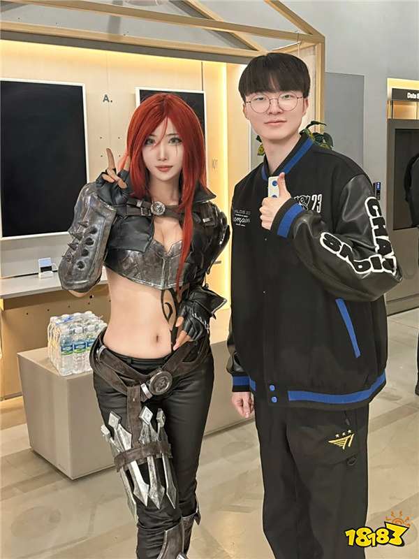 LOL资讯：Uzi大方展示一日礼物收入？美女coser和Faker复刻合影名场面！_18183抖音专区