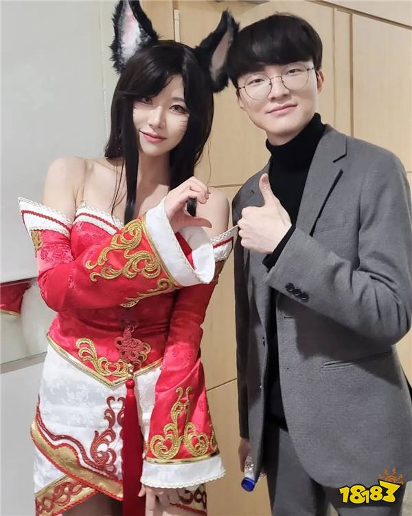 LOL资讯：Uzi大方展示一日礼物收入？美女coser和Faker复刻合影名场面！_18183抖音专区