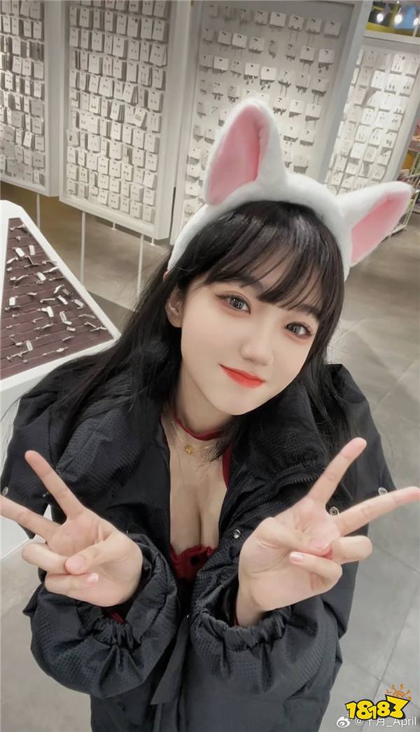 【LPL老婆】解说十月圣诞美拍，“刀疤”太深吓懵粉丝？！_18183抖音专区