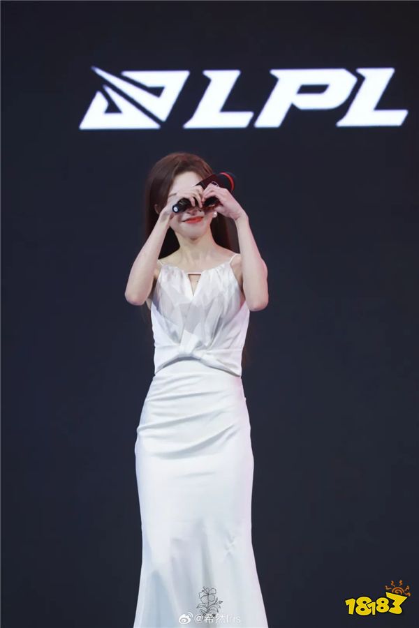 【LPL老婆】揭幕战希然一身优雅白裙亮相！犹如高贵的白天鹅美翻了！_18183抖音专区
