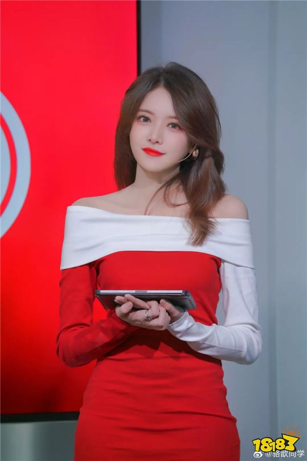 【LPL老婆】骆歆火辣新造型！一身红裙犹如性感小辣椒！_18183抖音专区