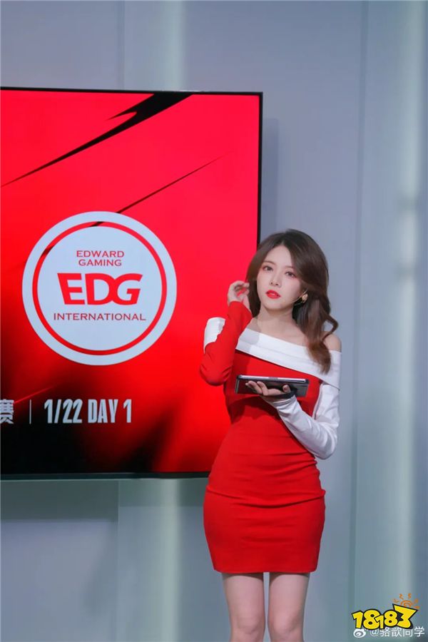 【LPL老婆】骆歆火辣新造型！一身红裙犹如性感小辣椒！_18183抖音专区