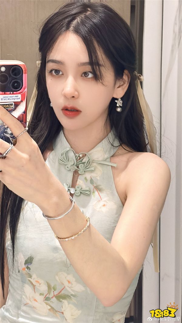 塔子姐Rita经典旗袍古风装扮！露出性感锁骨十分诱惑！_18183.com