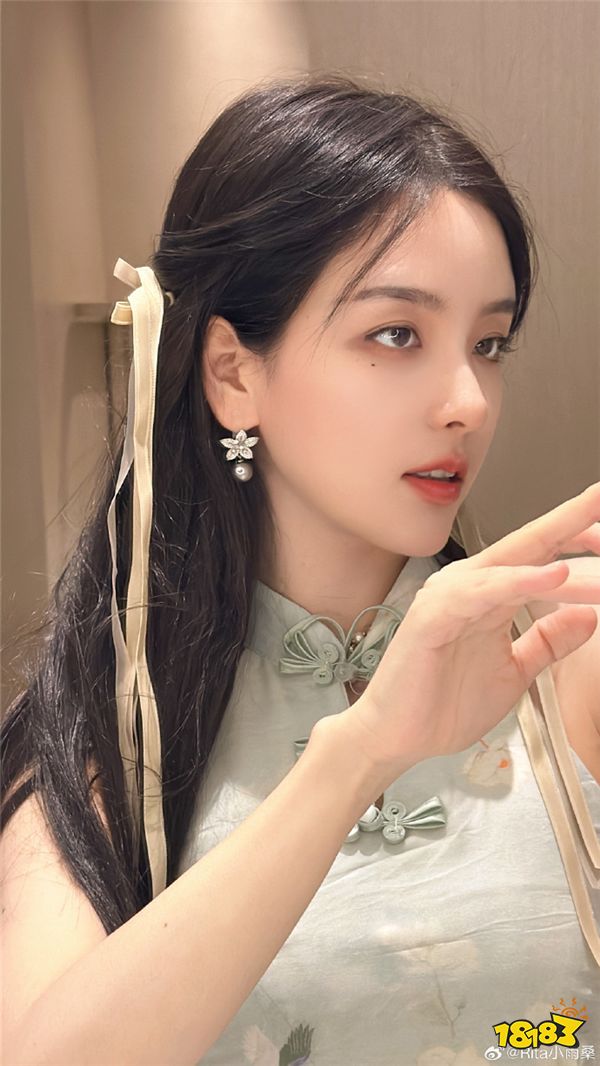 塔子姐Rita经典旗袍古风装扮！露出性感锁骨十分诱惑！_18183.com