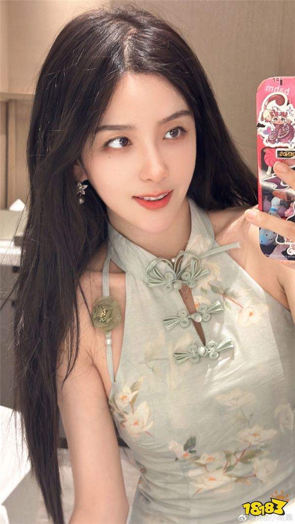 塔子姐Rita经典旗袍古风装扮！露出性感锁骨十分诱惑！_18183.com