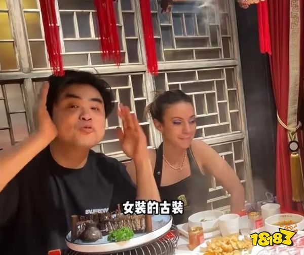 辣眼睛!RNG分享教练朱开和G2经理的性感民族内衣合照_18183.com