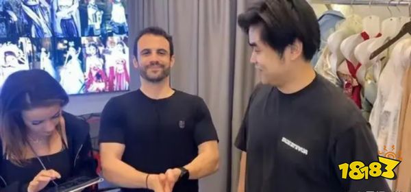 辣眼睛!RNG分享教练朱开和G2经理的性感民族内衣合照_18183.com